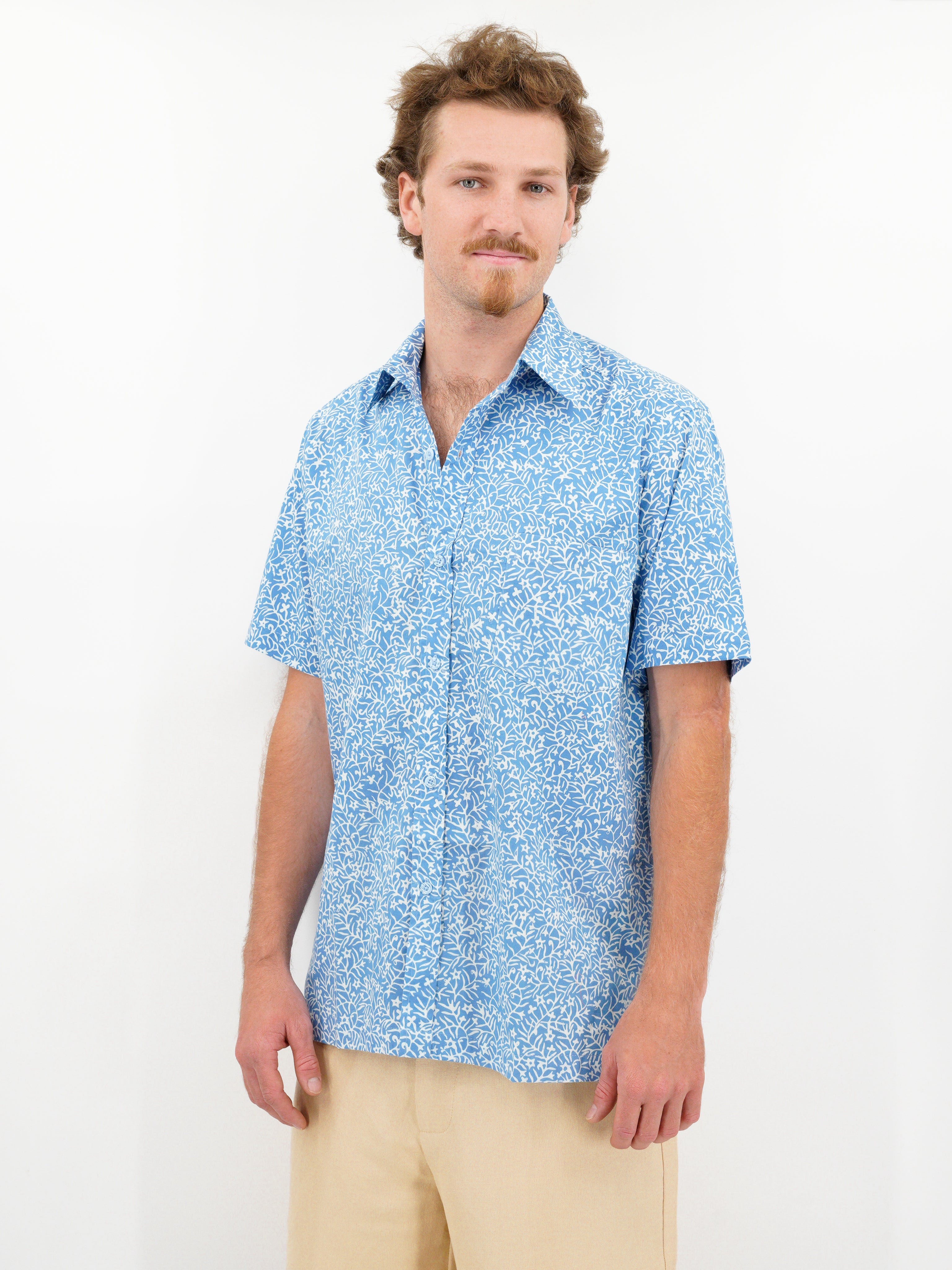 Bali Short-Sleeve Shirt in Little Palm Island Blues – Three Islands